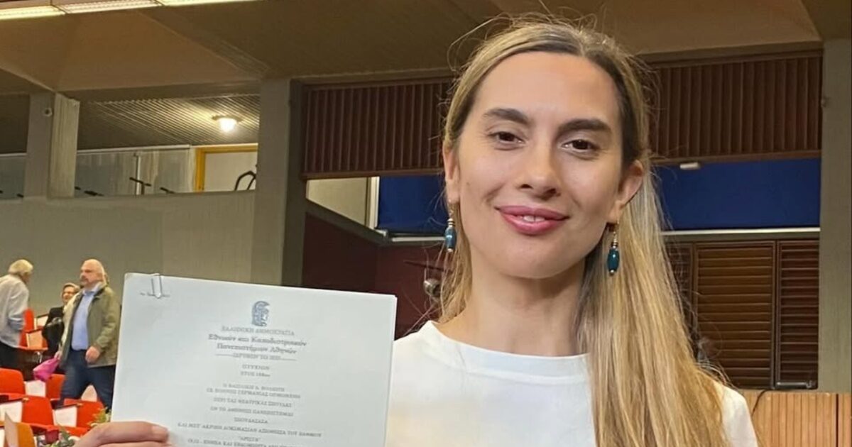 Βίκυ Βολιώτη: Πήρε το πτυχίο της δίπλα στην κόρη της, Άννα - «Κάλλιο ...