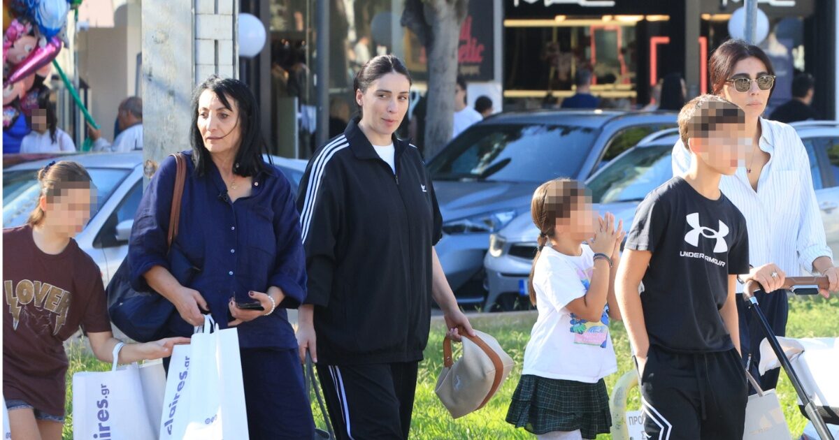 Ολυμπία Χοψονίδου - Βαλέρια Χοψονίδου: Βόλτα με τη μητέρα τους και τα ...