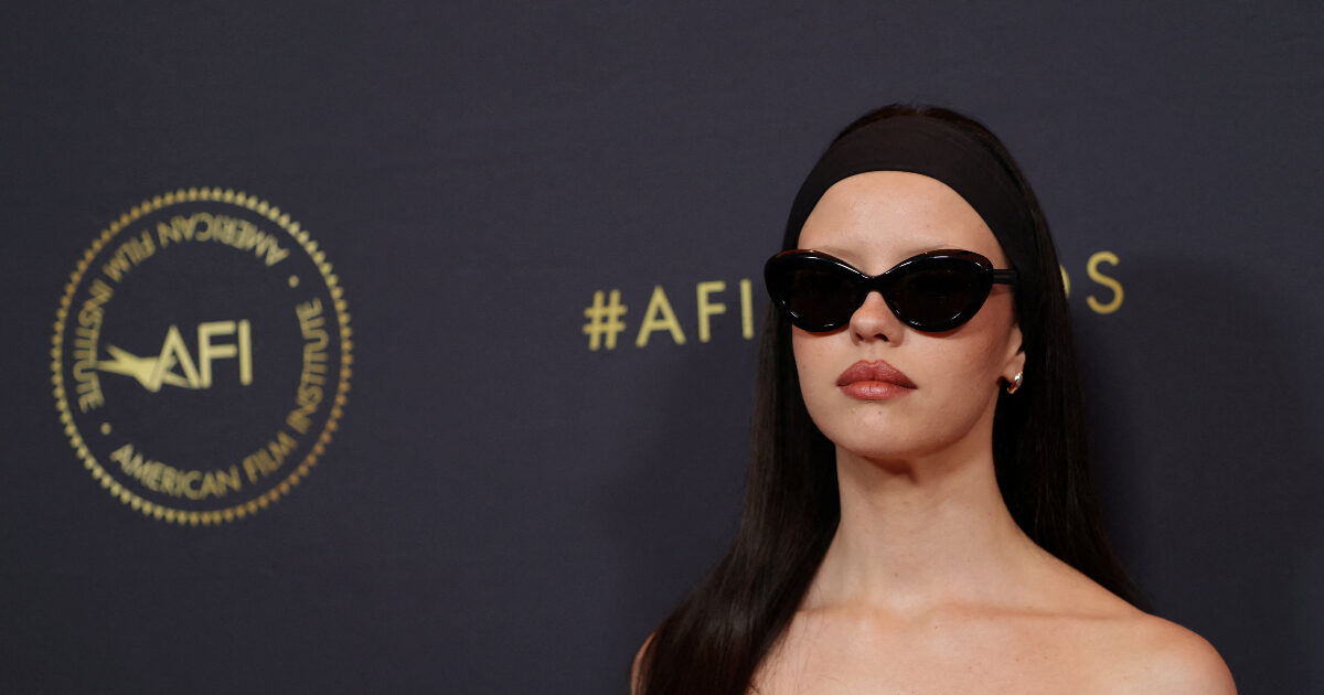 Η Calvin Klein έντυσε τη Mia Goth στο γεύμα απονομής των βραβείων AFI