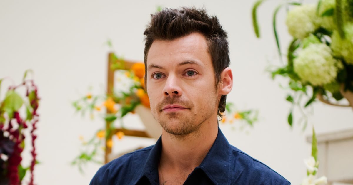 O Ηarry Styles ποζάρει με μαύρα eye patches προωθώντας με τον πιο fresh ...