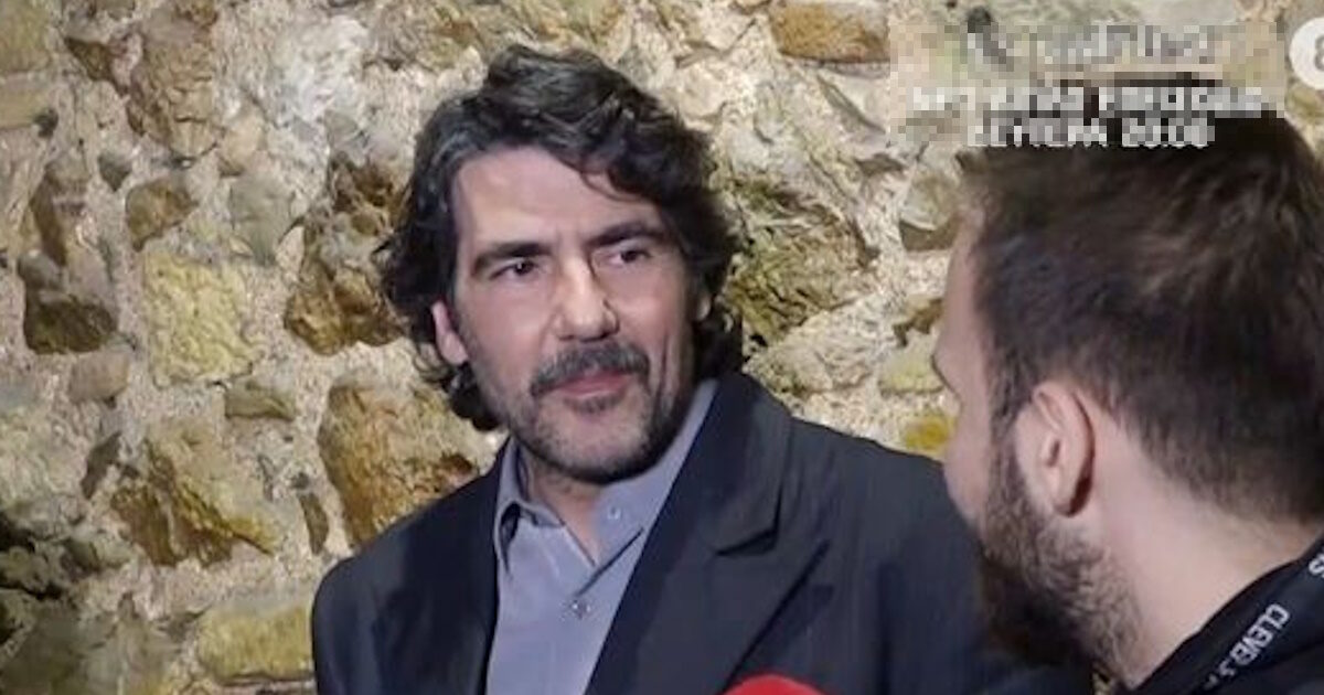 Αντώνης Καρυστινός: Η ενόχληση on camera όταν ρωτήθηκε για τη σύζυγό ...
