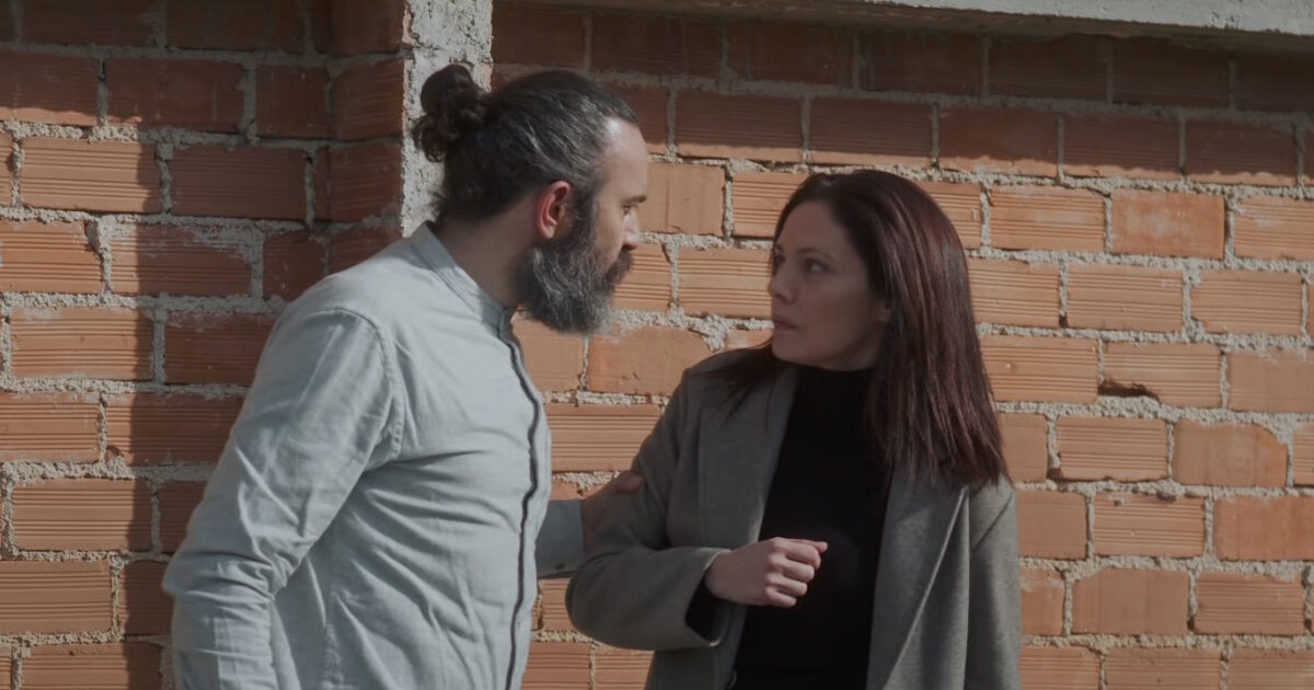 «Μια νύχτα μόνο»: Ο Οδυσσέας σώζει την Αρετή από τον εμμονικό φωτογράφο ...
